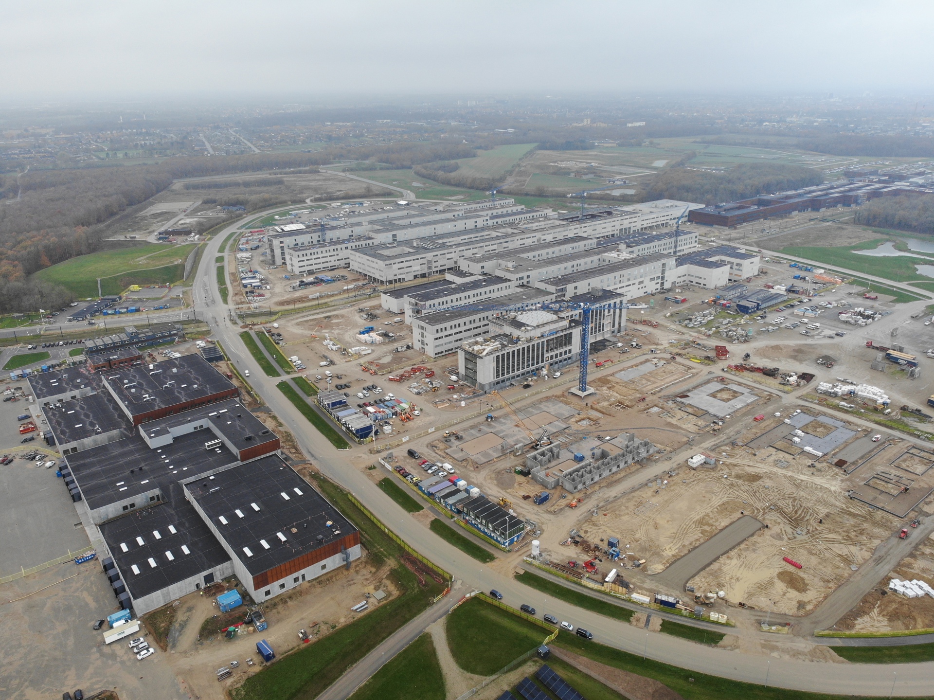 COVID-19 og krig forsinker og fordyrer det nye OUH