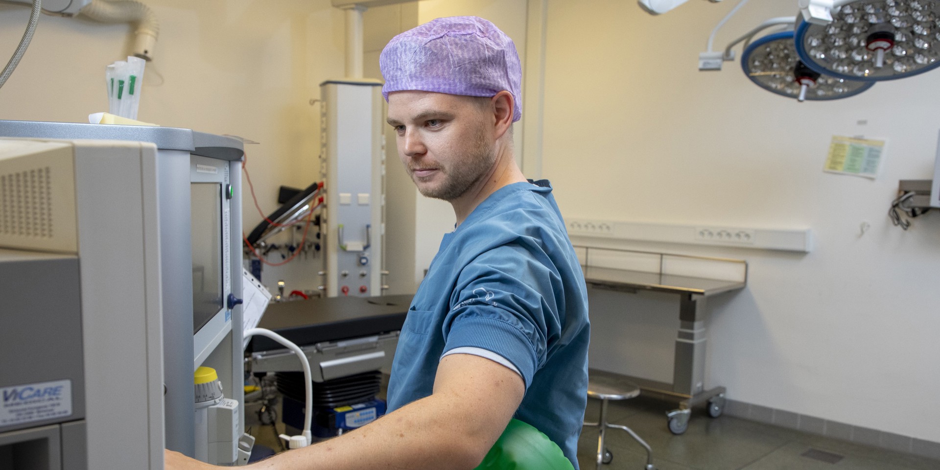 Mathias fikser udstyret, så operationen kan fortsætte